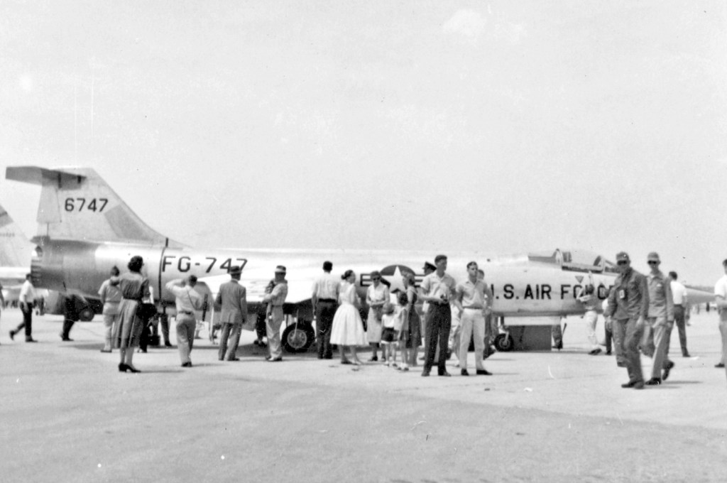 F-104 Starfighters at Clinton-Sherman AFB in 1959 – The Jive Bomber