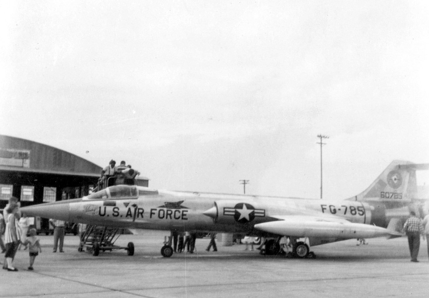 F-104 Starfighters at Clinton-Sherman AFB in 1959 – The Jive Bomber